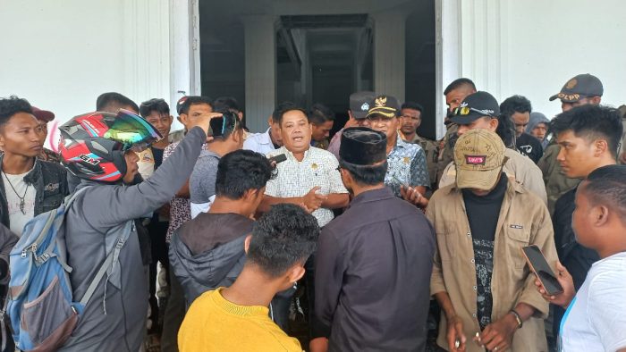 Buntut Pinjaman Pemda ke Bank Maluku-Malut, DPRD Taliabu Didemo ... Buntut Pinjaman Pemda ke Bank Maluku-Malut, DPRD Taliabu Didemo ...